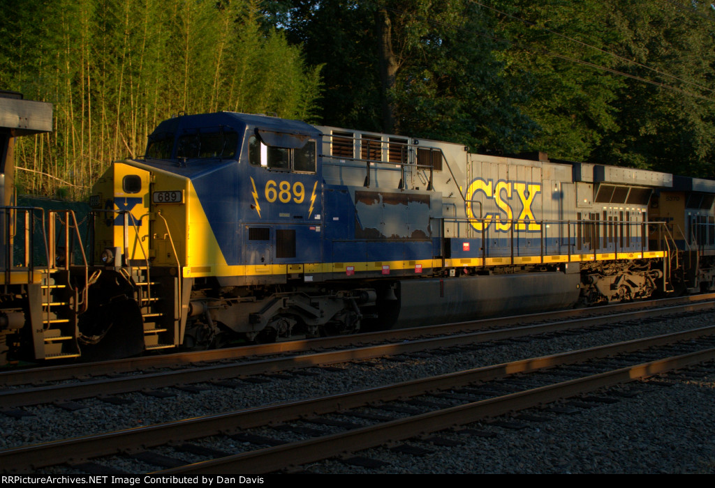 CSX AC60CW 689 trails on Q034-29